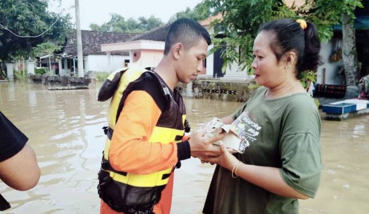 Brigade Penolong 13.21 Bantu Warga Ngawi yang Terdampak Banjir ...